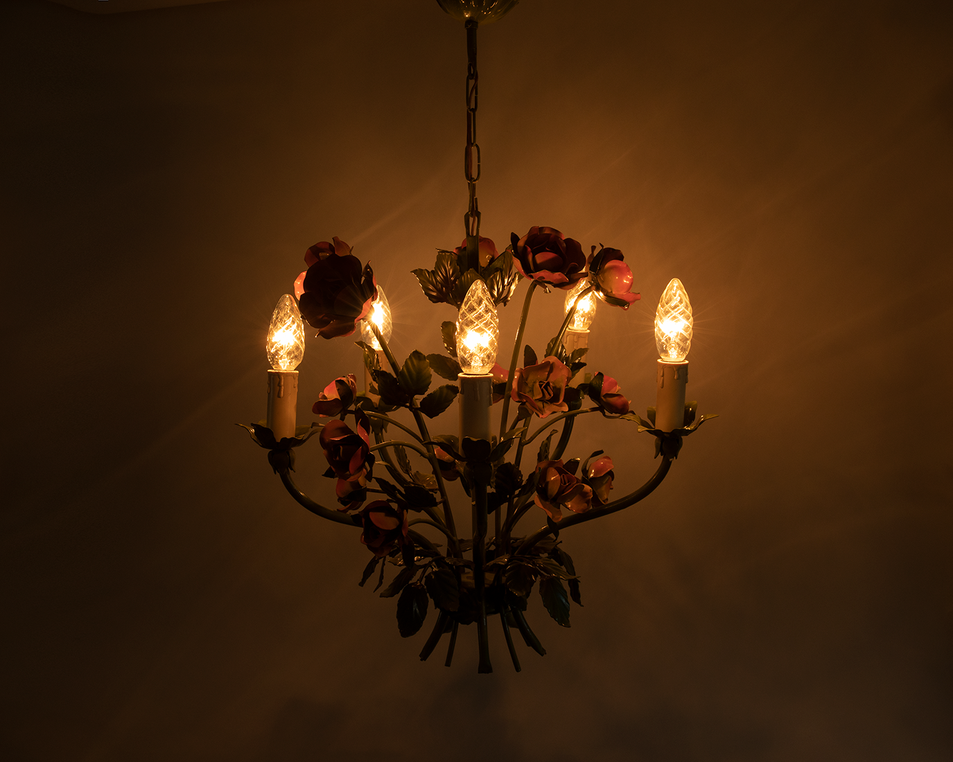 Chandelier with red roses and green leaves - Art and Lighting